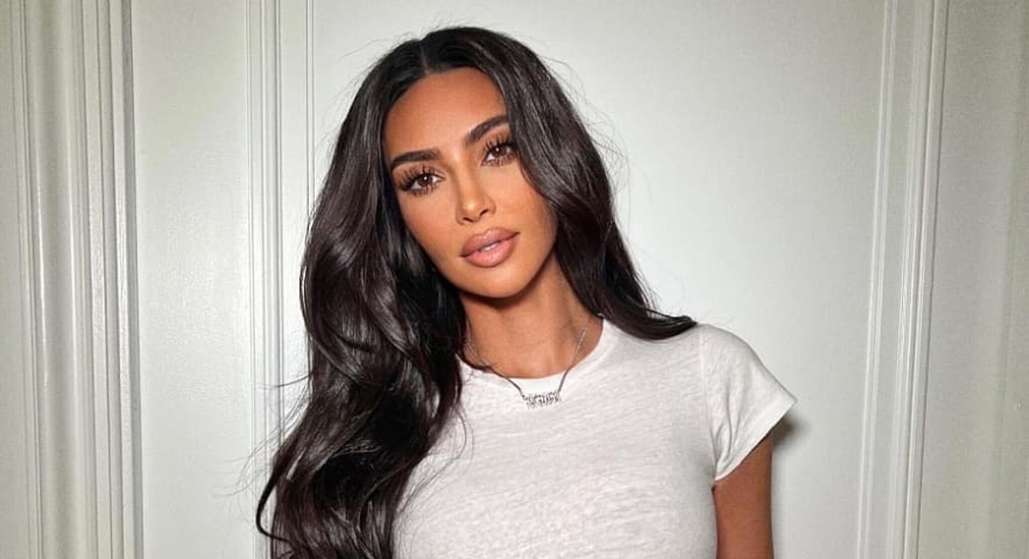 Kim Kardashian Poses in Front of Harvard Business School in Pinstripe ...