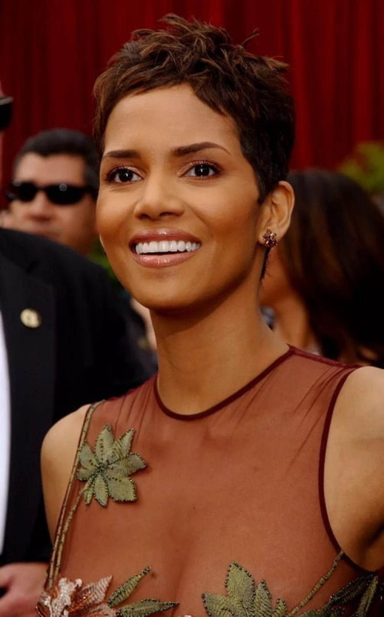 15 Halle Berry Hairstyles That Inspire Short Hair