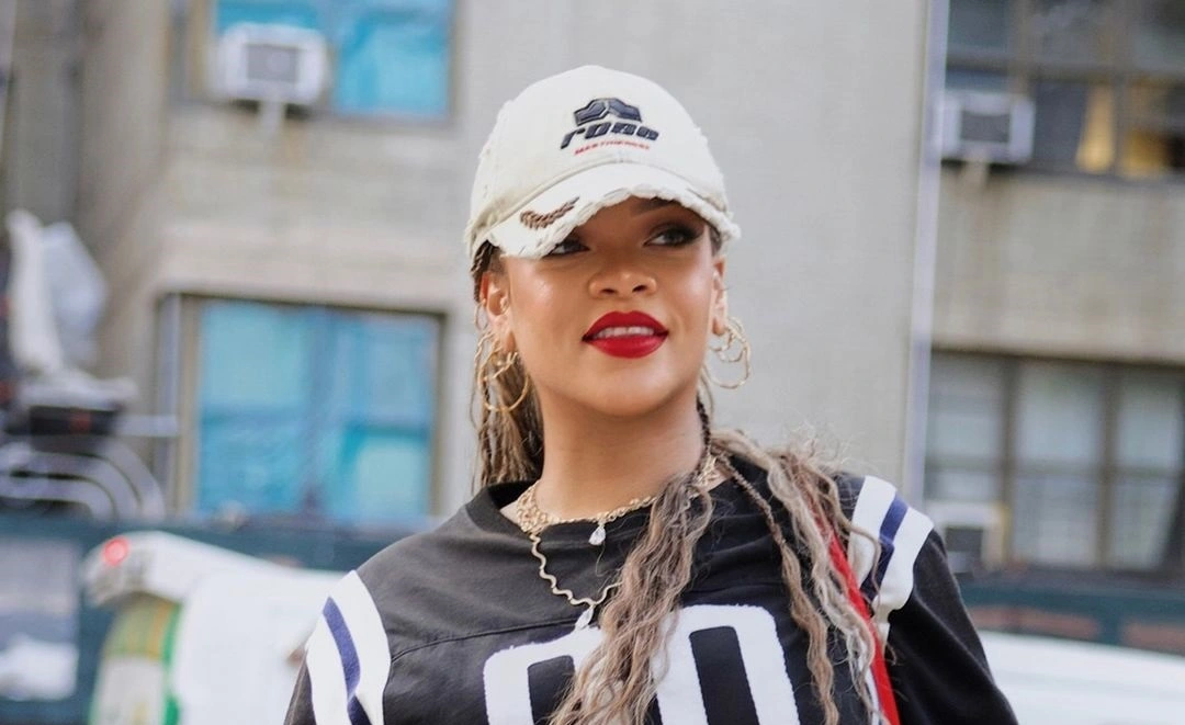 Rihanna's New Tutorial For Fenty Beauty Foundation is "Giving Glow" | FPN