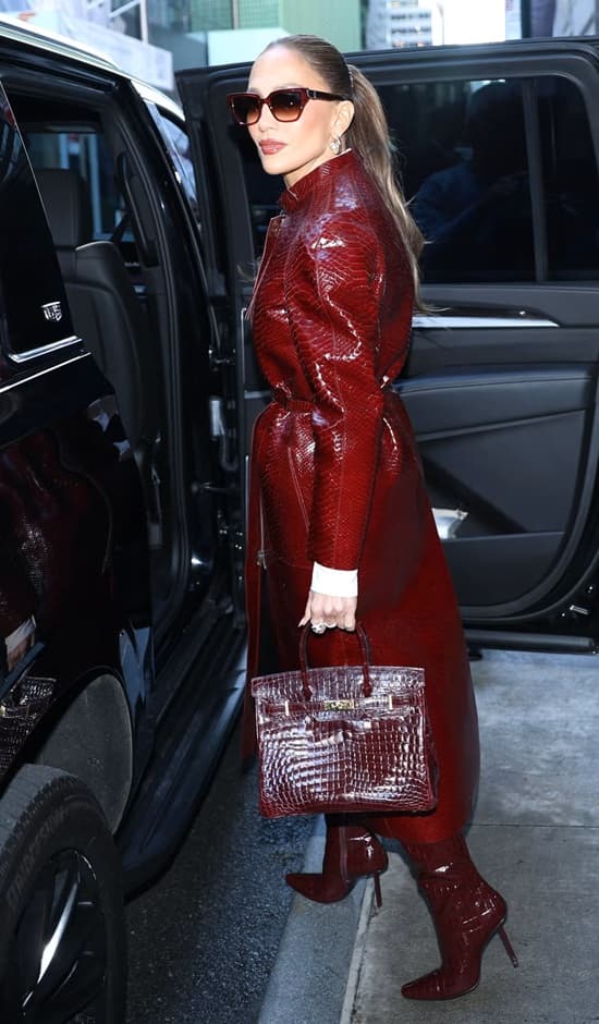Jennifer Lopez's Tonal Dressing: A Chic Fashion Statement | FPN